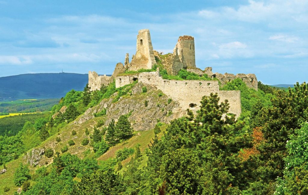 Nejtajemnější místa Slovenska: Čachtický hrad i Val obrů! – EnigmaPlus.cz